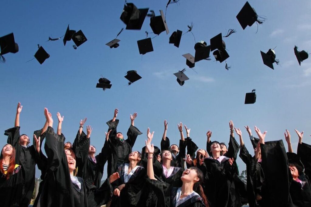 Master Contract Management with a Comprehensive Diploma Program ⇢
