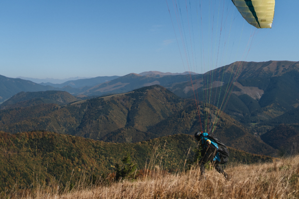 Mastering Paragliding: A Guide to License Levels ⇢
